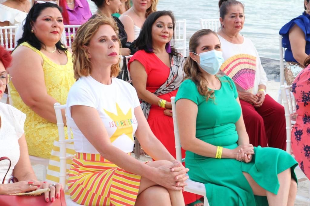 Presenta la diseñadora Agatha Ruiz de la Prada, prendas y accesorios ...