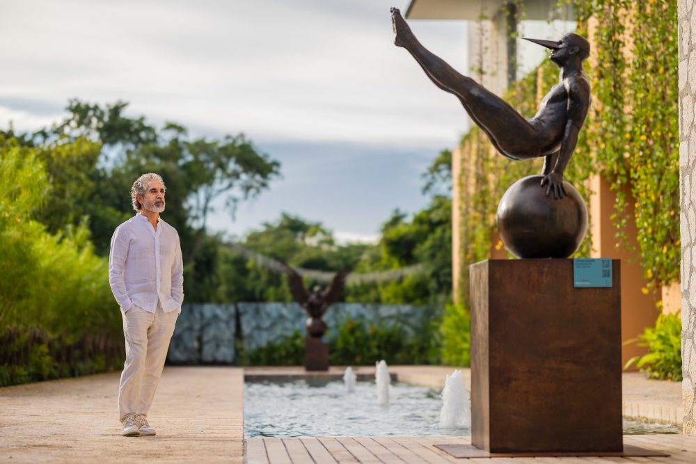 Jorge Marín visita Hotel Xcaret Arte y firma esculturas para exposición ...