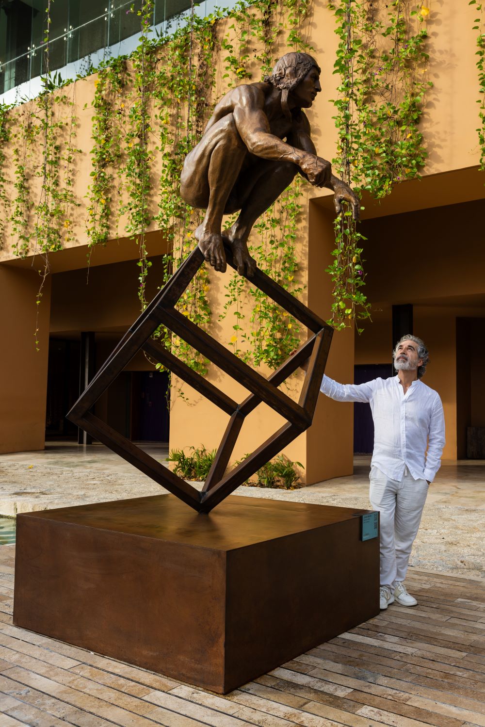 Jorge Marín visita Hotel Xcaret Arte y firma esculturas para exposición ...